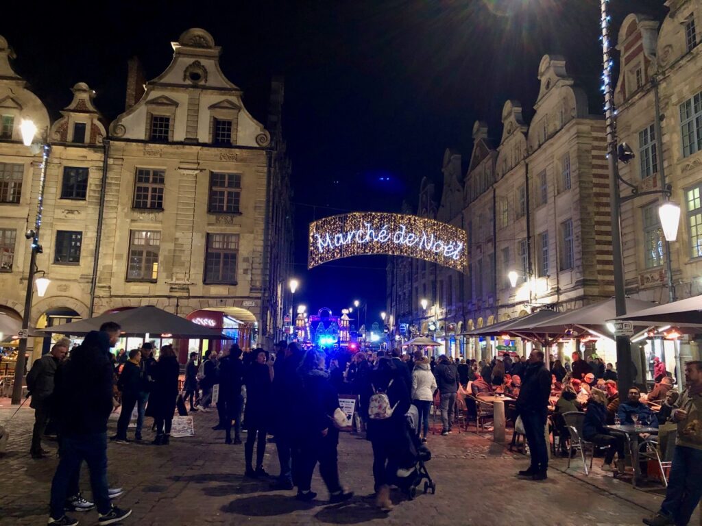 Arras-marche-de-Noel-entree-illuminee - Plus au nord