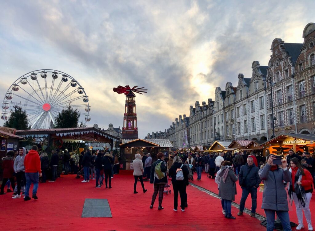 Arras-marche-de-Noel-vue-place - Plus au nord