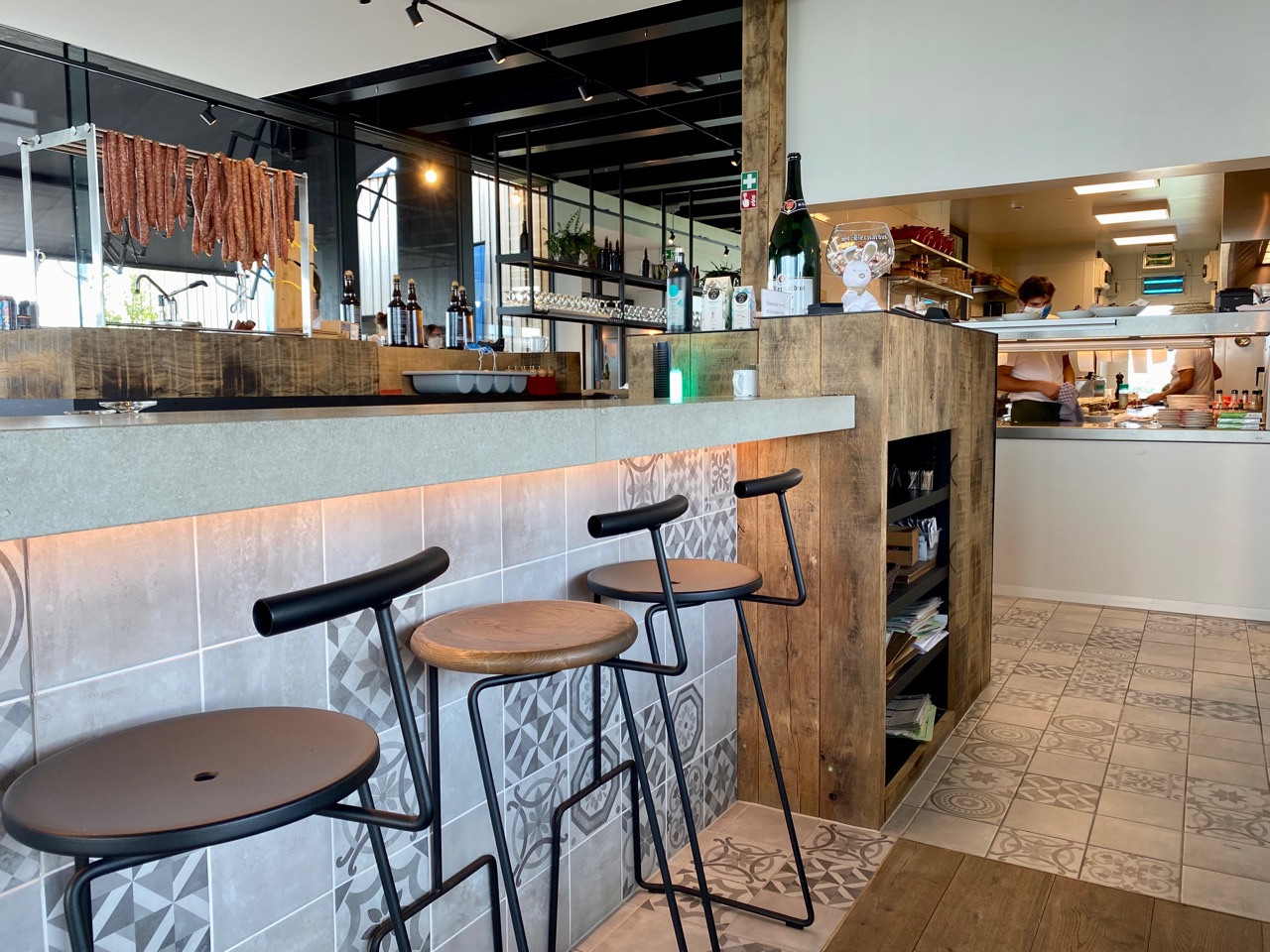Bar-Bernard-by-St-Bernardus-cuisine-ouverte - Plus au nord