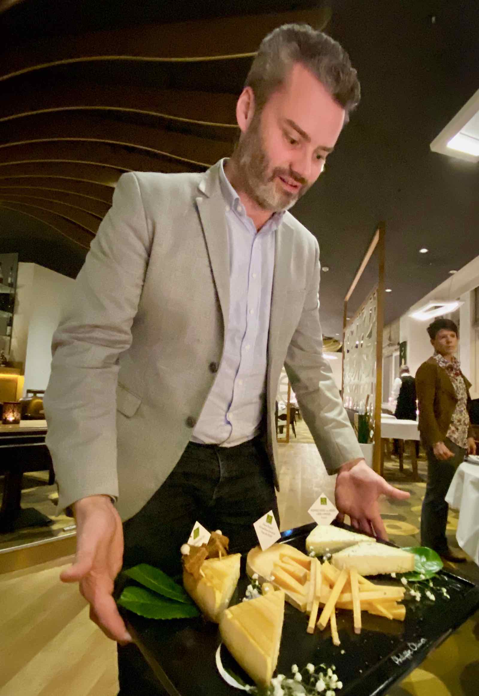 Romain-Olivier-avec-plateau-de-fromages - Plus au nord