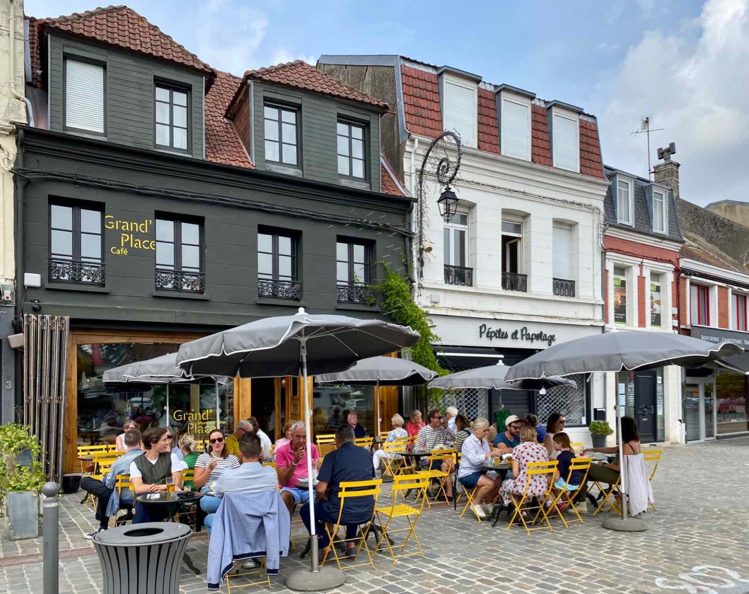 Grand-Place-Cafe-Montreuil-sur-Mer-exterieur - Plus au nord