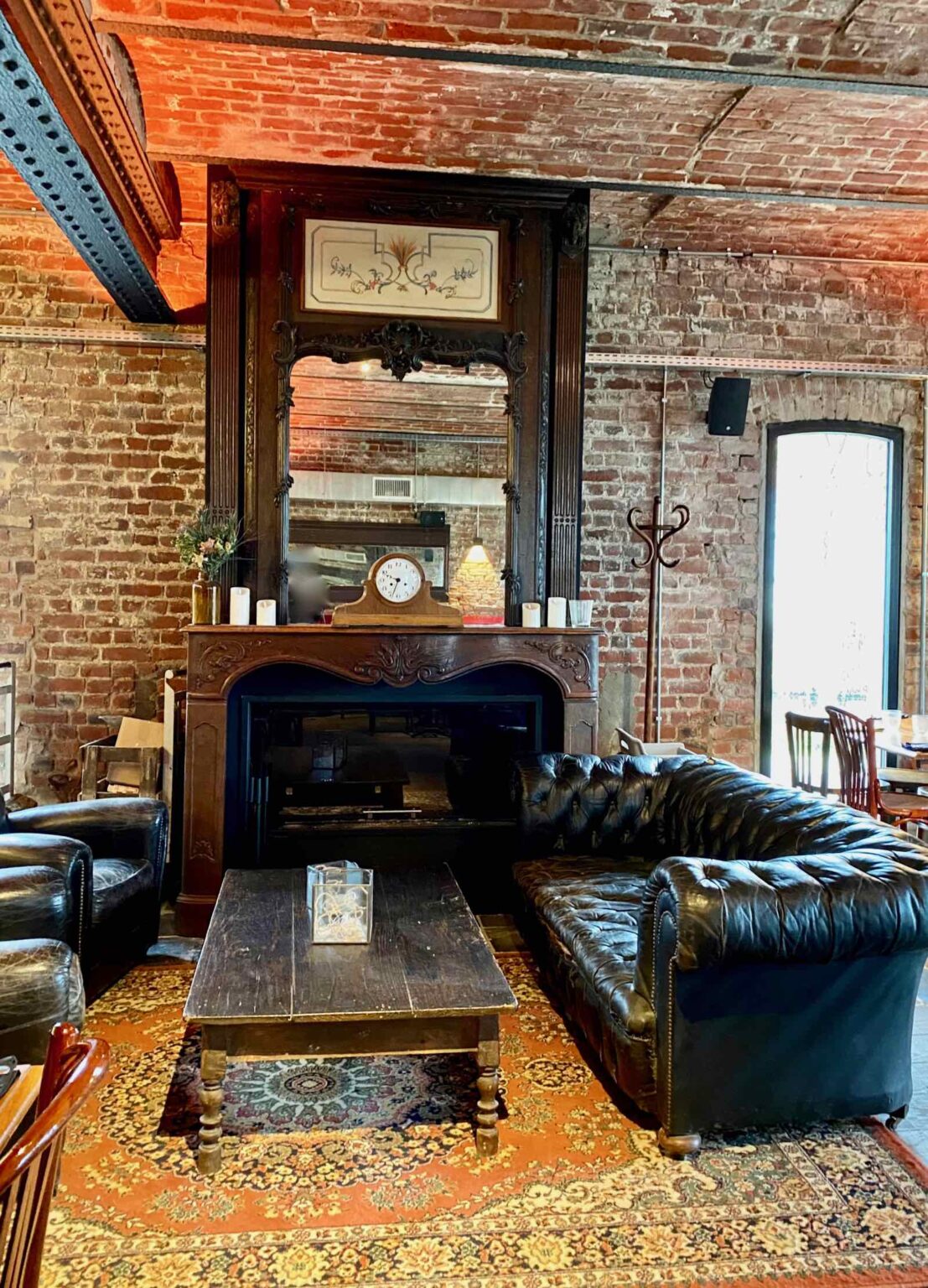 Aux-Enfants-terribles-Marquette-lez-Lille-salle-bas-chesterfield - Plus ...